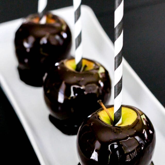 Black Candy Apples {Spooky Halloween Candy Apples} | Lil' Luna