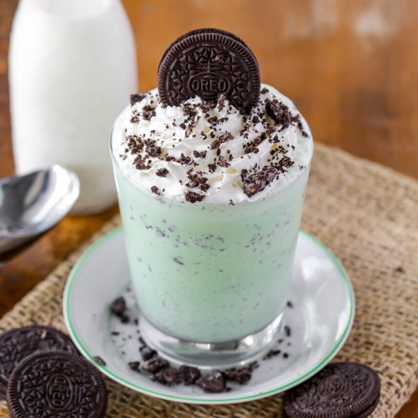 Mint Milkshake {Mint Ice Cream + Oreos!} | Lil' Luna