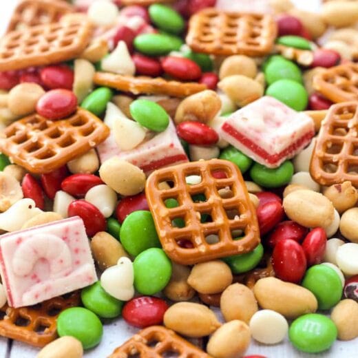 Christmas Snack Mix {5 Minute Christmas Treat} | Lil' Luna