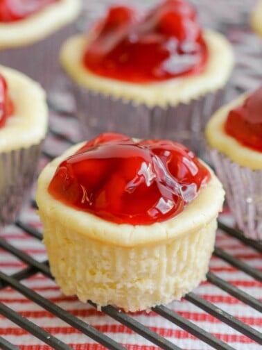 White Chocolate Raspberry Cheesecake {Oreo Crust!} | Lil' Luna