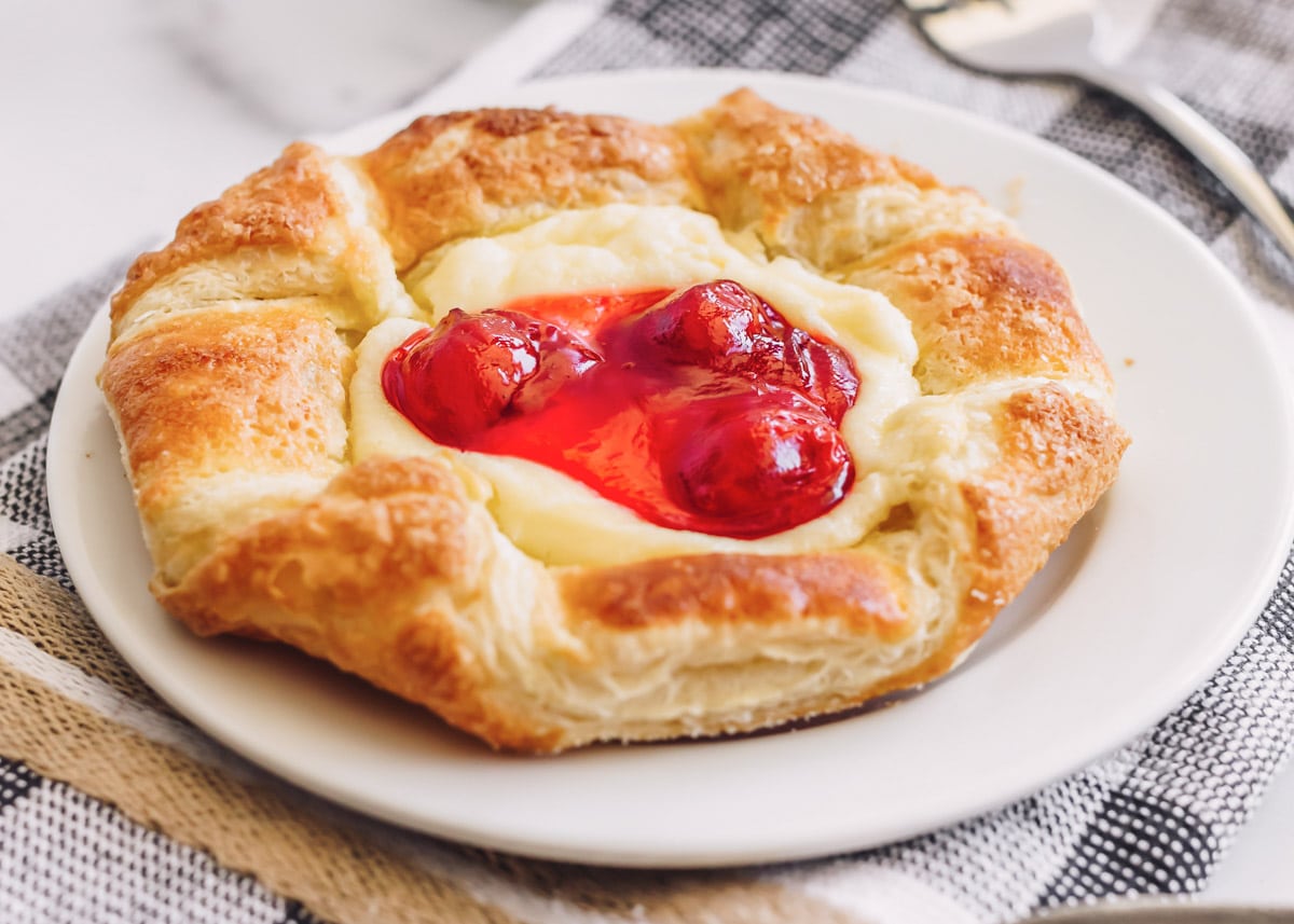 BEST Breakfast Pastry Recipes {Donuts, Sweet Rolls + More!} | Lil' Luna