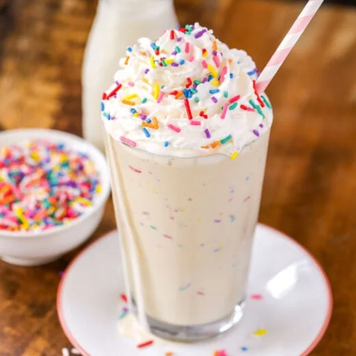 Pudding Milkshake {Strawberry, Banana + White Chocolate} | Lil' Luna