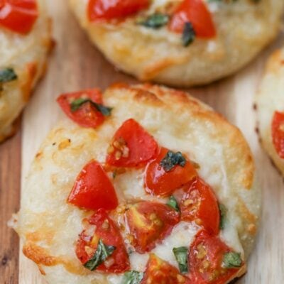 Mini Pizzas {Quick + Easy to Customize!} | Lil' Luna