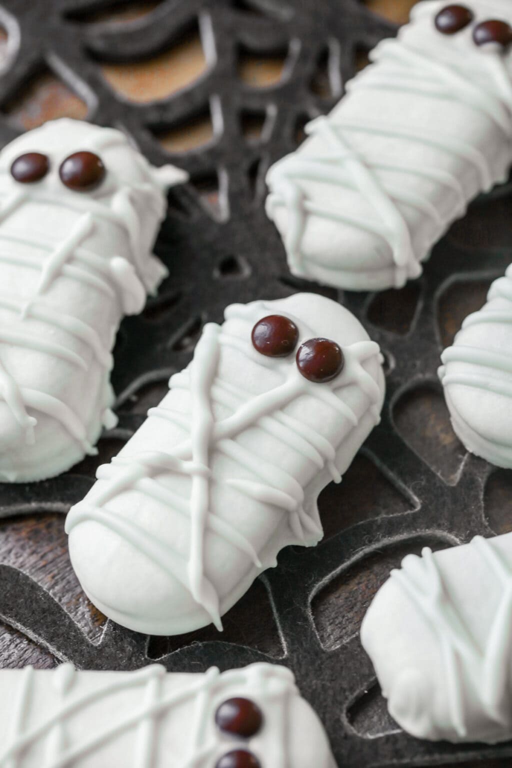 EASY Mummy Cookies {Only 3 Ingredients!} | Lil' Luna