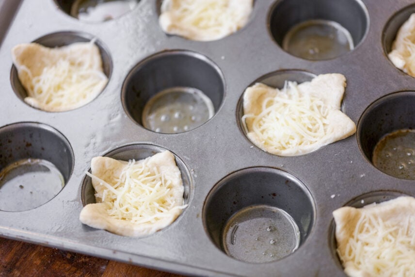 Mini Deep Dish Pizzas {Easily Customizable!} | Lil' Luna