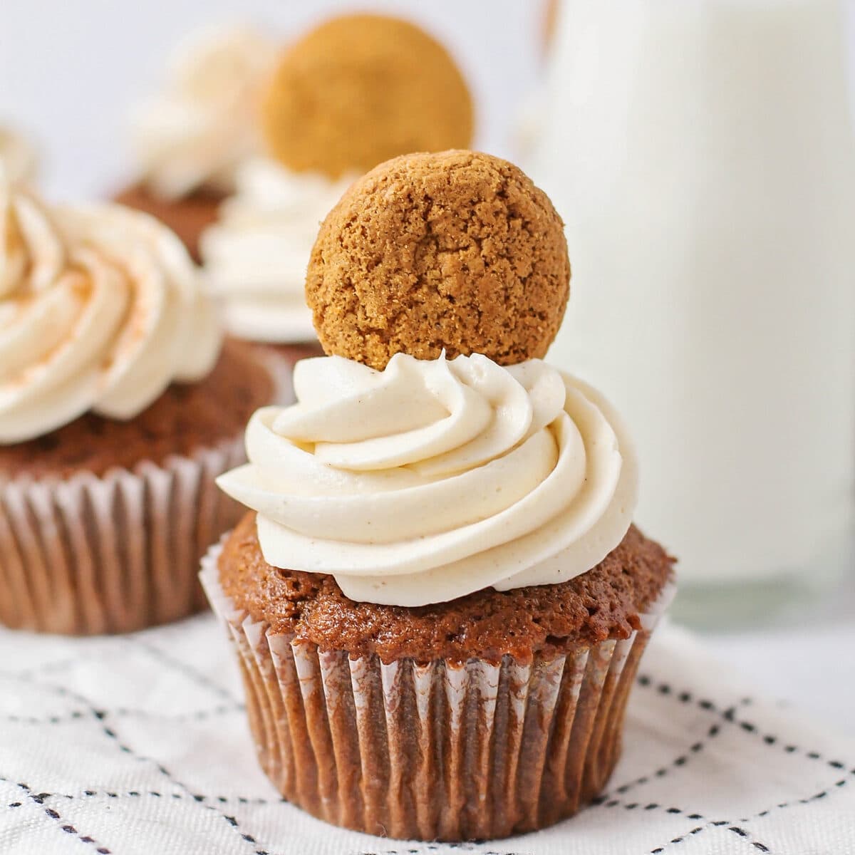 Gingerbread Cupcakes {with Cream Cheese Frosting!} | Lil' Luna