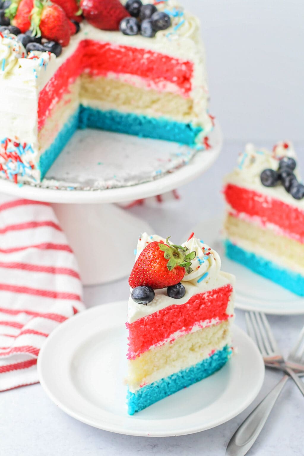 Red, White and Blue Cake {Patriotic Dessert!} | Lil' Luna