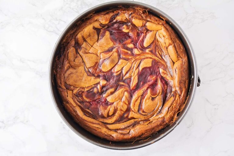 White Chocolate Raspberry Cheesecake {Oreo Crust!} | Lil' Luna