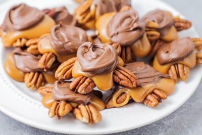 Homemade Turtles Candy – Chocolate, Caramel & Pecan Delight