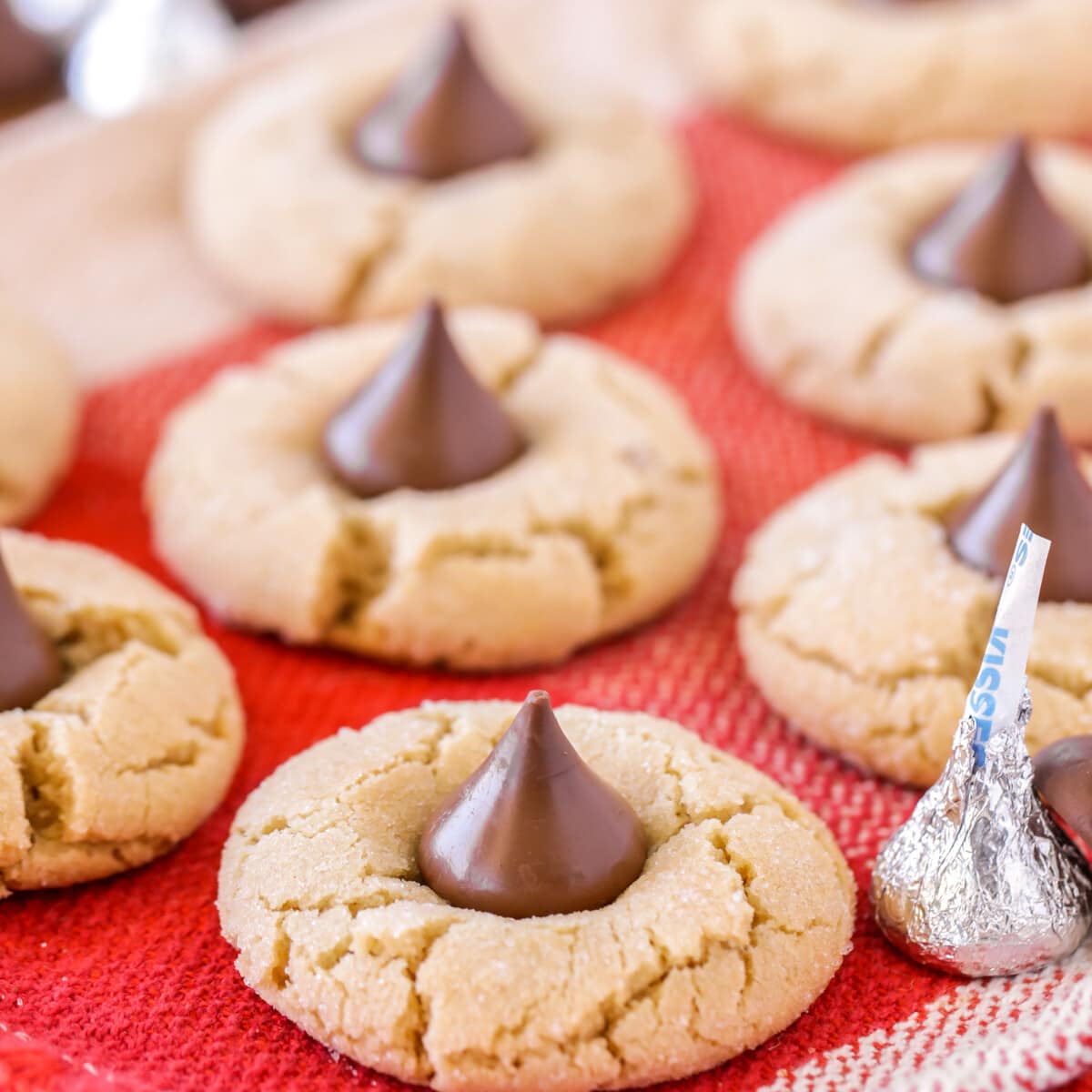 Hershey Kiss Cookies (Peanut Butter Blossoms) | Lil' Luna
